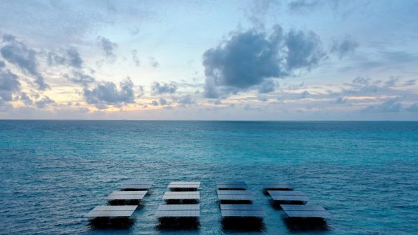 Floating offshore solar panels at LUX* Resort, Maldives – Swimsol