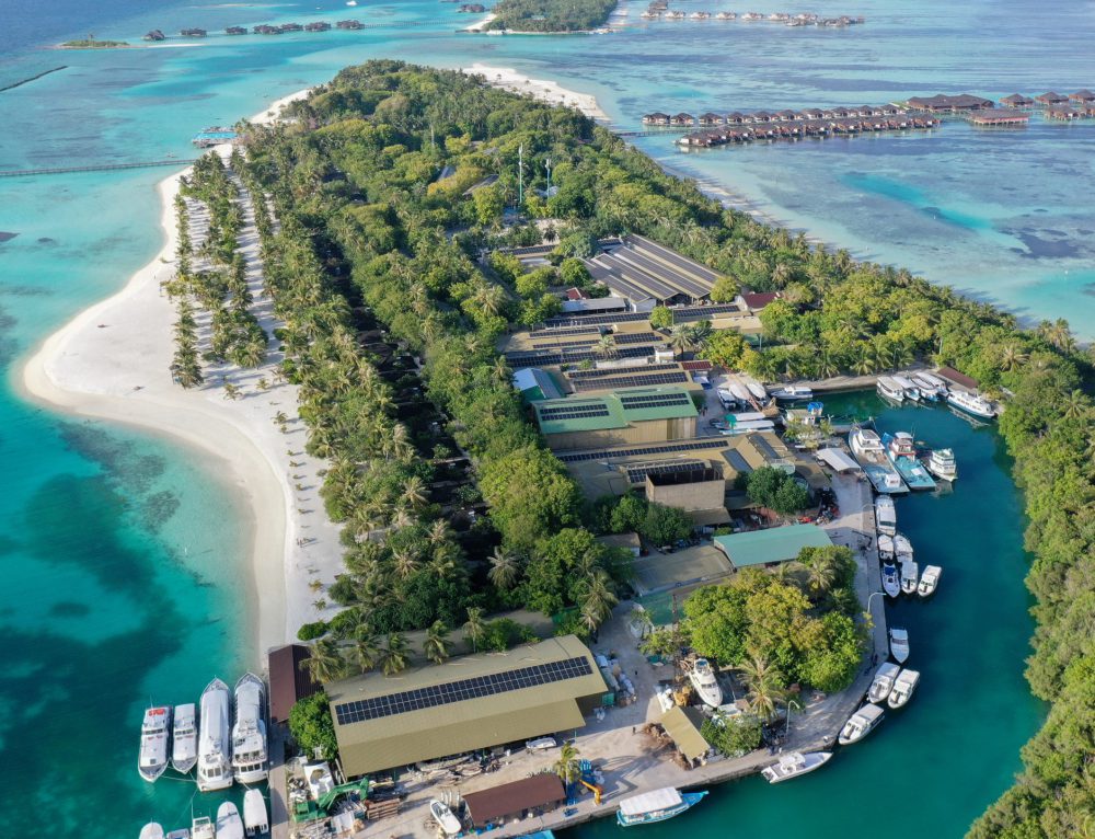 Floating offshore solar panels at LUX* Resort, Maldives – Swimsol